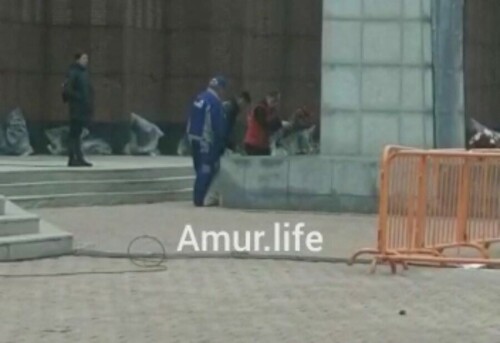 Как-то не по-людски: с мемориала на площади Победы в Благовещенске неизвестные выбросили часть ...