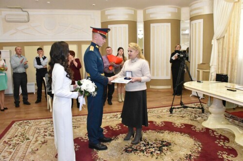 Курсант ДВОКУ и его невеста-благовещенка пошли под венец в особый для Приамурья день (видео ...