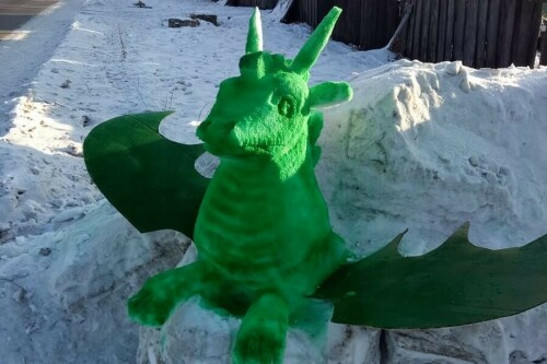 Житель Шимановска создал красивые снежные фигуры возле дома (фото) Amur.Life