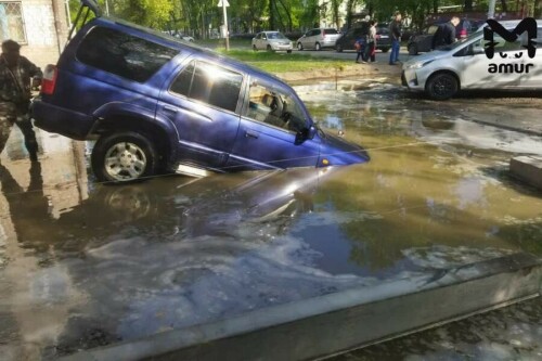 Toyota Surf засосало в гигантскую яму (фото) Amur.Life