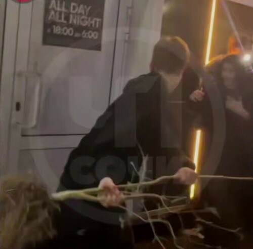 Подростки разгромили клуб из-за отмены концерта тиктокера в Сочи. В Благовещенске его ...