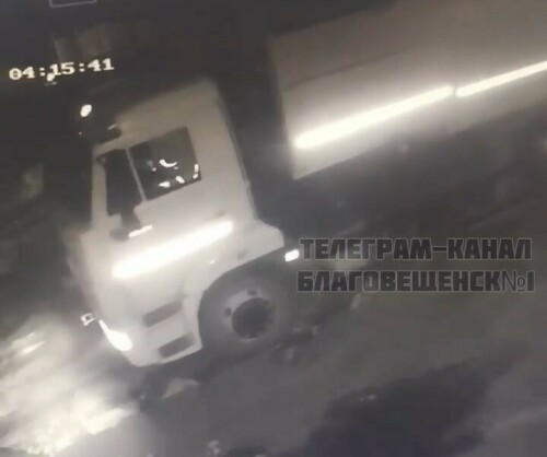 Держалась за голову, а потом упала: появилось видео наезда мусоровоза на 20-летнюю студентку в ...