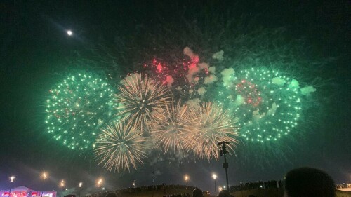 В Благовещенске отгремел салют в честь 80-летия Победы (фото, видео) Amur.Life